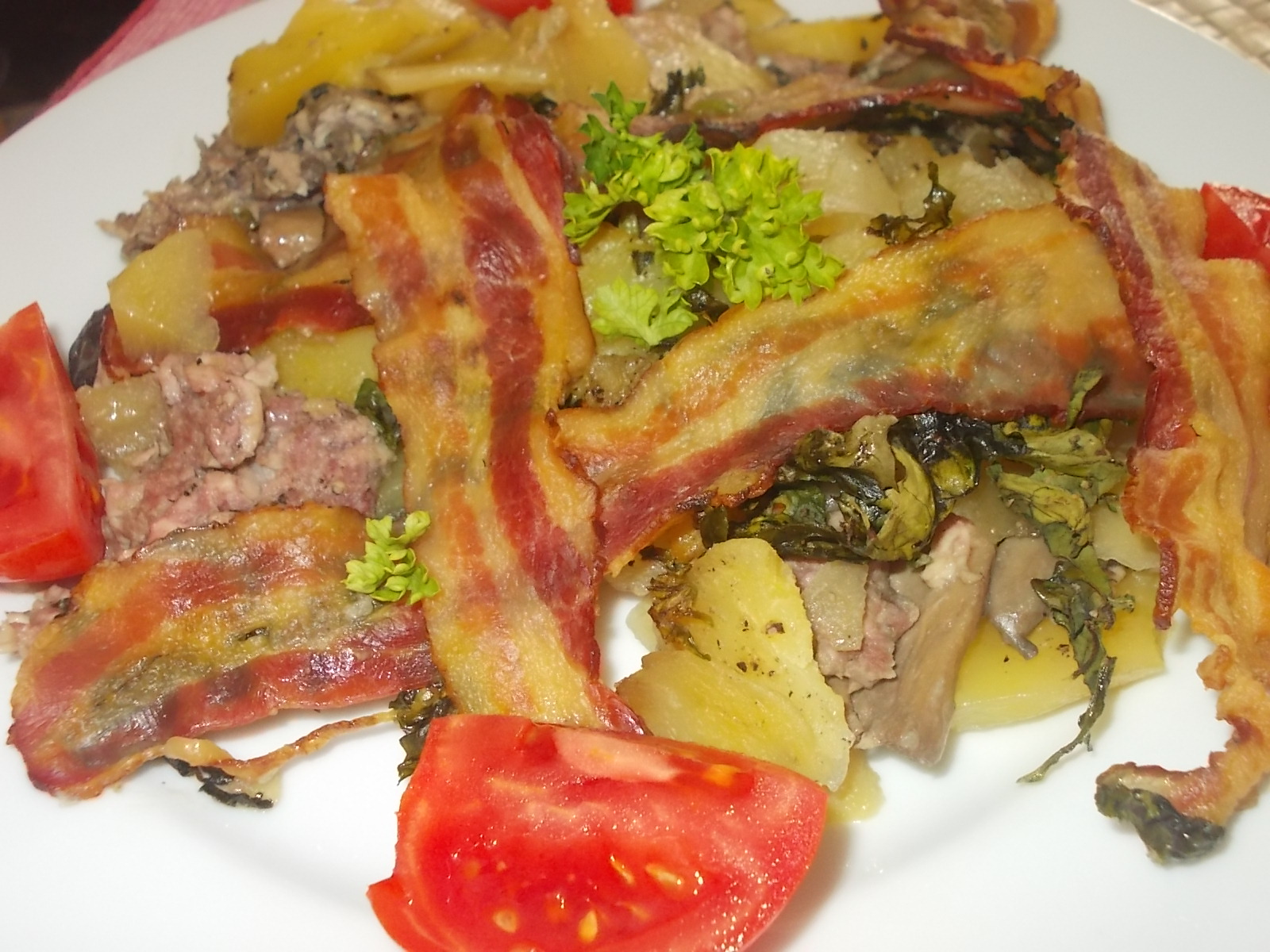 Recept: Selské zapečené brambory se špenátem a slaninou ...