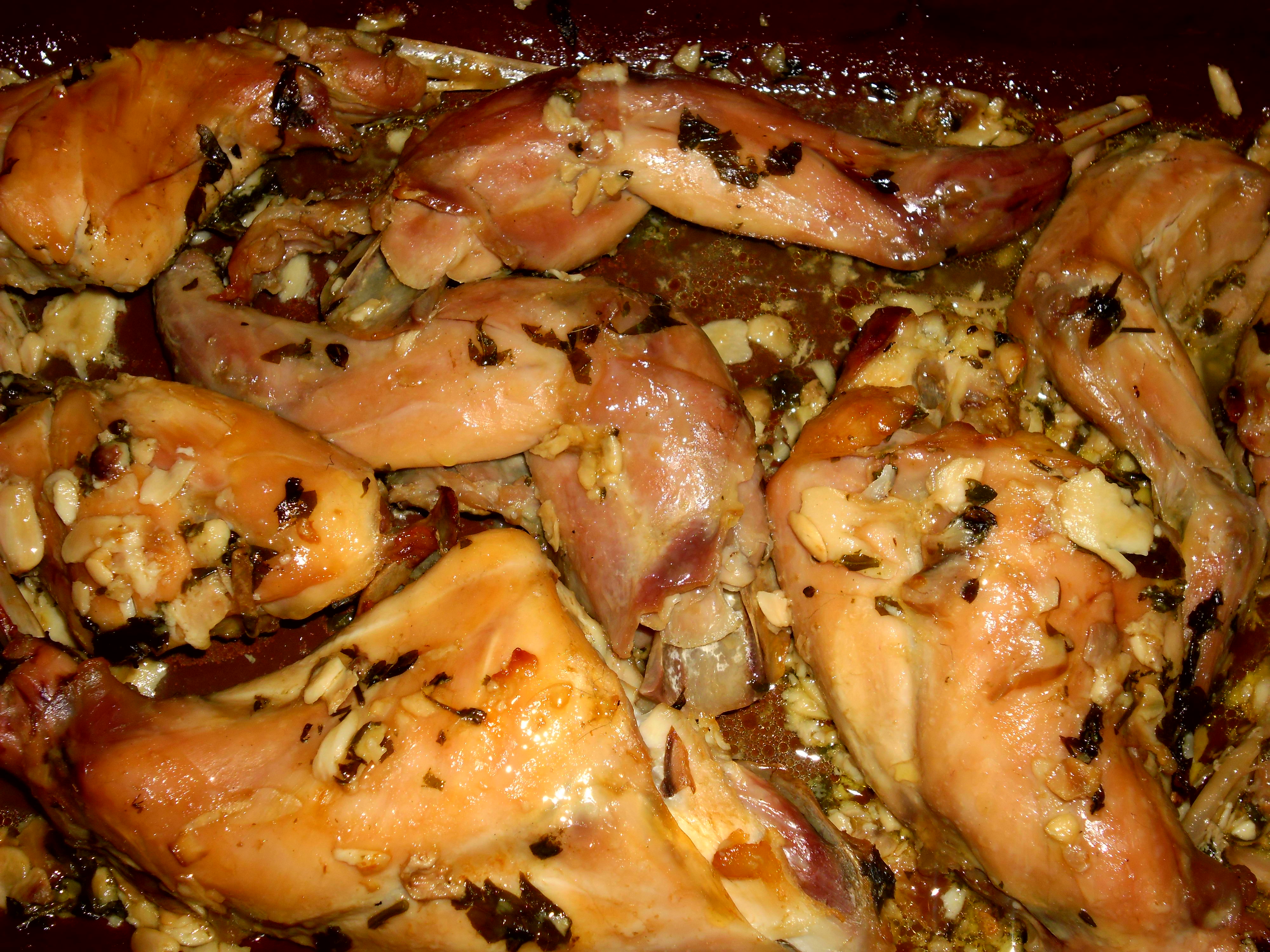 Recept: Pečený králík s bylinkami a česnekem | Tradičnírecepty.cz