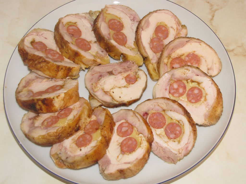 Recept: Kuřecí roláda z vykoštěného kuřete | Tradičnírecepty.cz