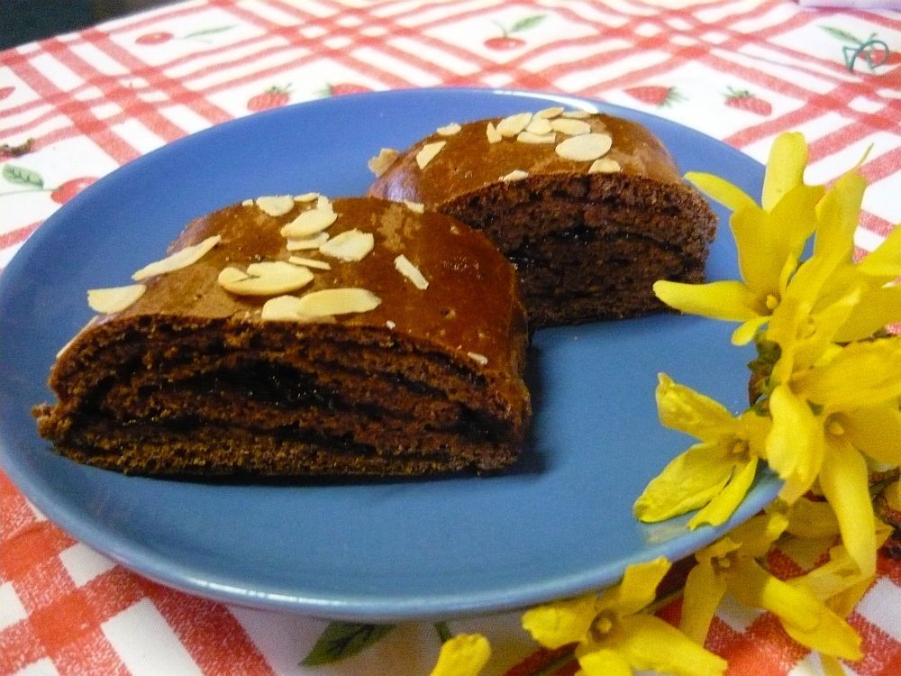 Recept: Babiččin perníkový závin s povidly a mandlemi | Tradičnírecepty.cz