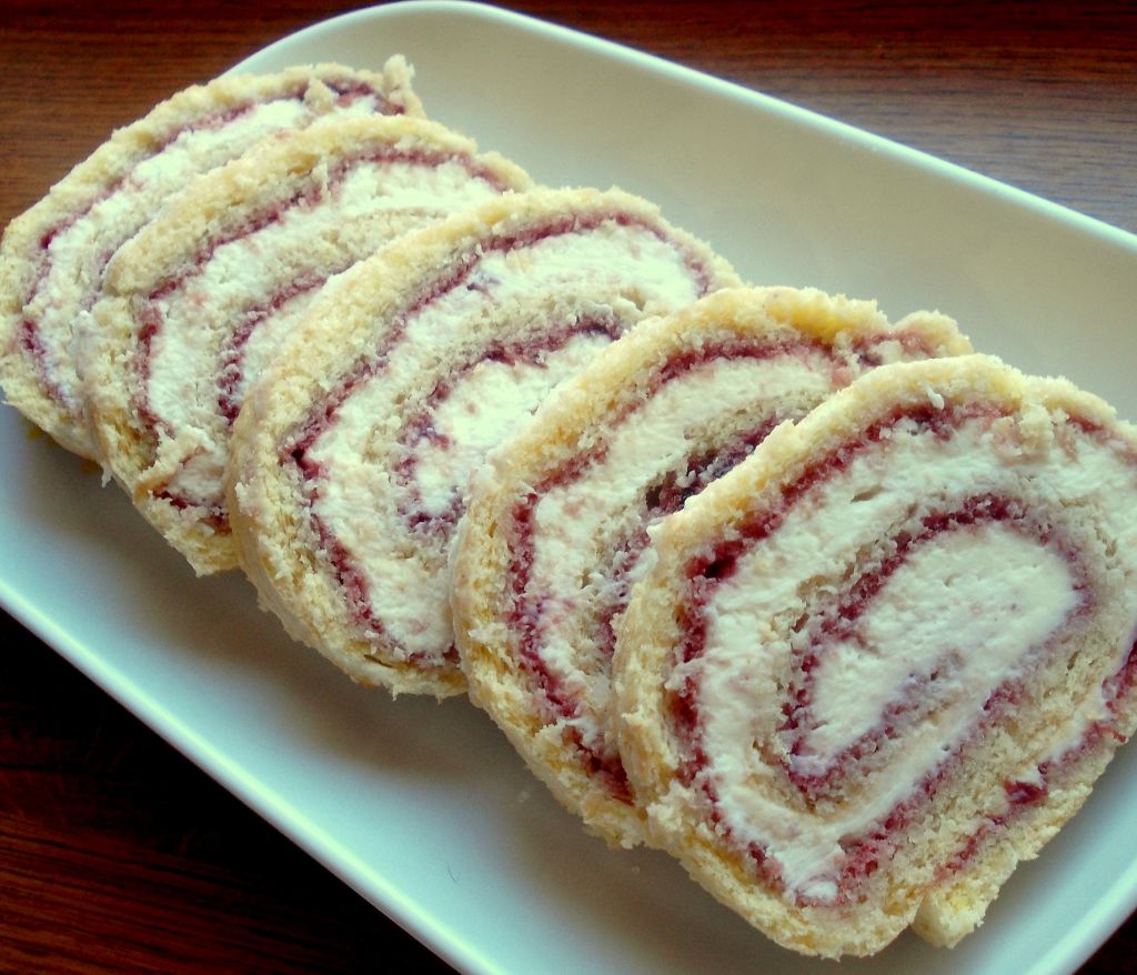 Recept: Piškotová roláda s krémem z mascarpone | Tradičnírecepty.cz